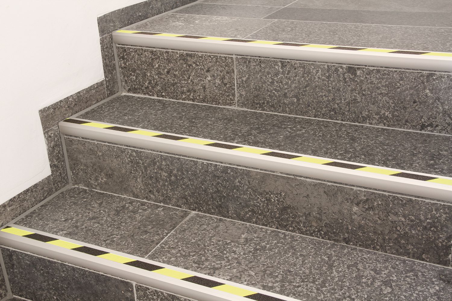 Antirutsch-Beläge und Rutschhemmung - Sicherheit am Arbeitsplatz